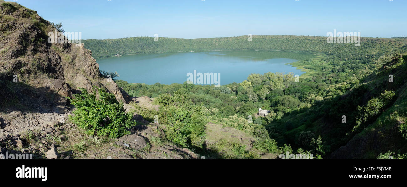 Lonar Lake, a lake caused by the impact of a meteorite Stock Photo - Alamy