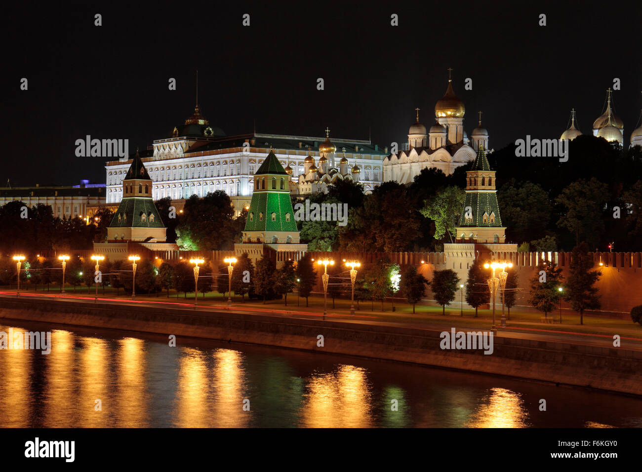 Night view of the Kremlin as viewed from the Bolshoy Moskvoretsky ...