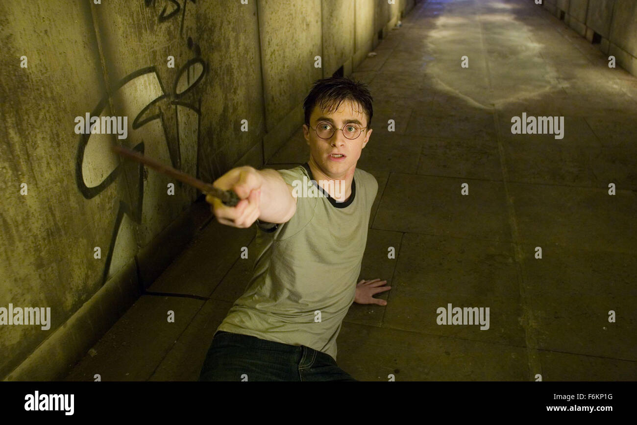 Daniel radcliffe harry potter movie hi-res stock photography and images ...
