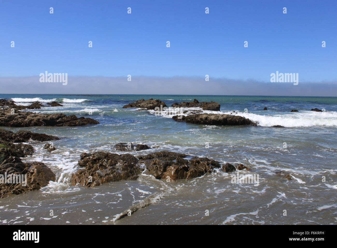 Ocean waves hitting rocks hi-res stock photography and images - Alamy