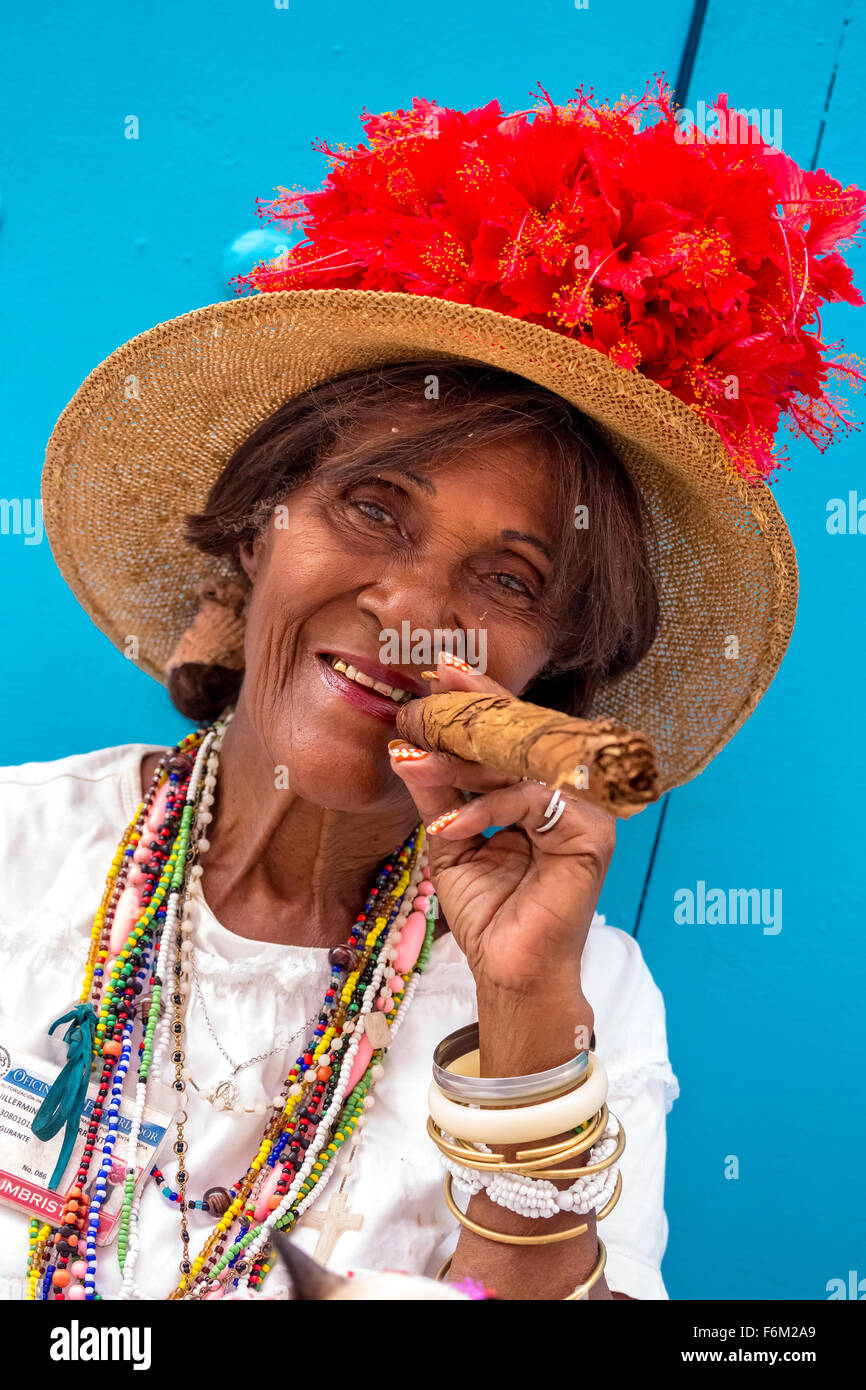 Old cuban woman hi-res stock photography and images - Alamy