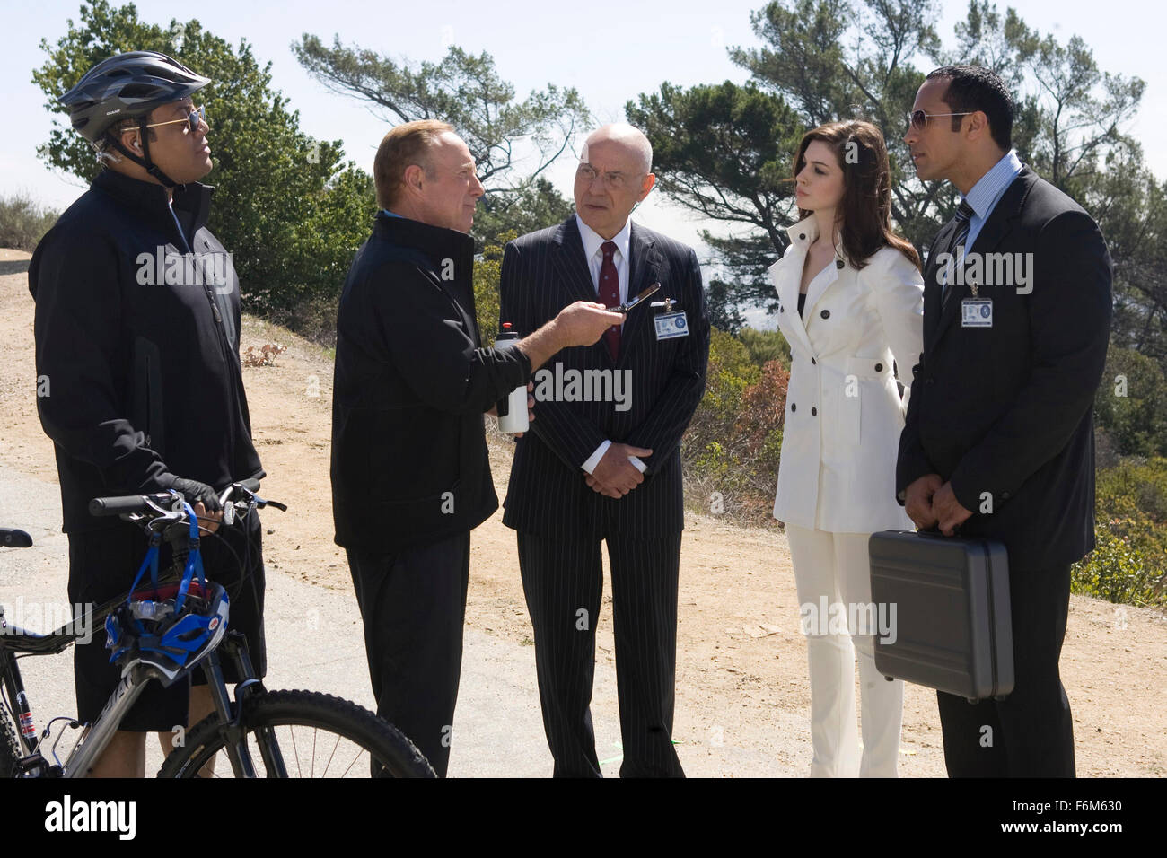 Anne hathaway and dwayne johnson hi-res stock photography and images ...