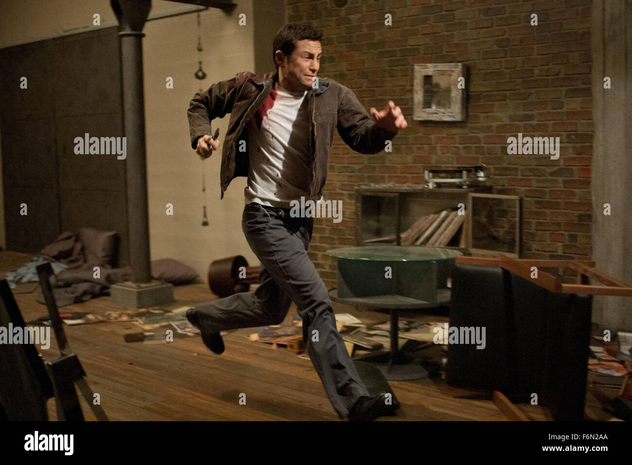 Joseph gordon levitt looper hi-res stock photography and images - Alamy