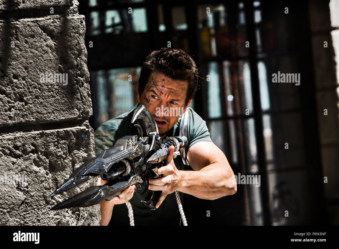 Mark wahlberg cade yeager transformers hi-res stock photography and ...