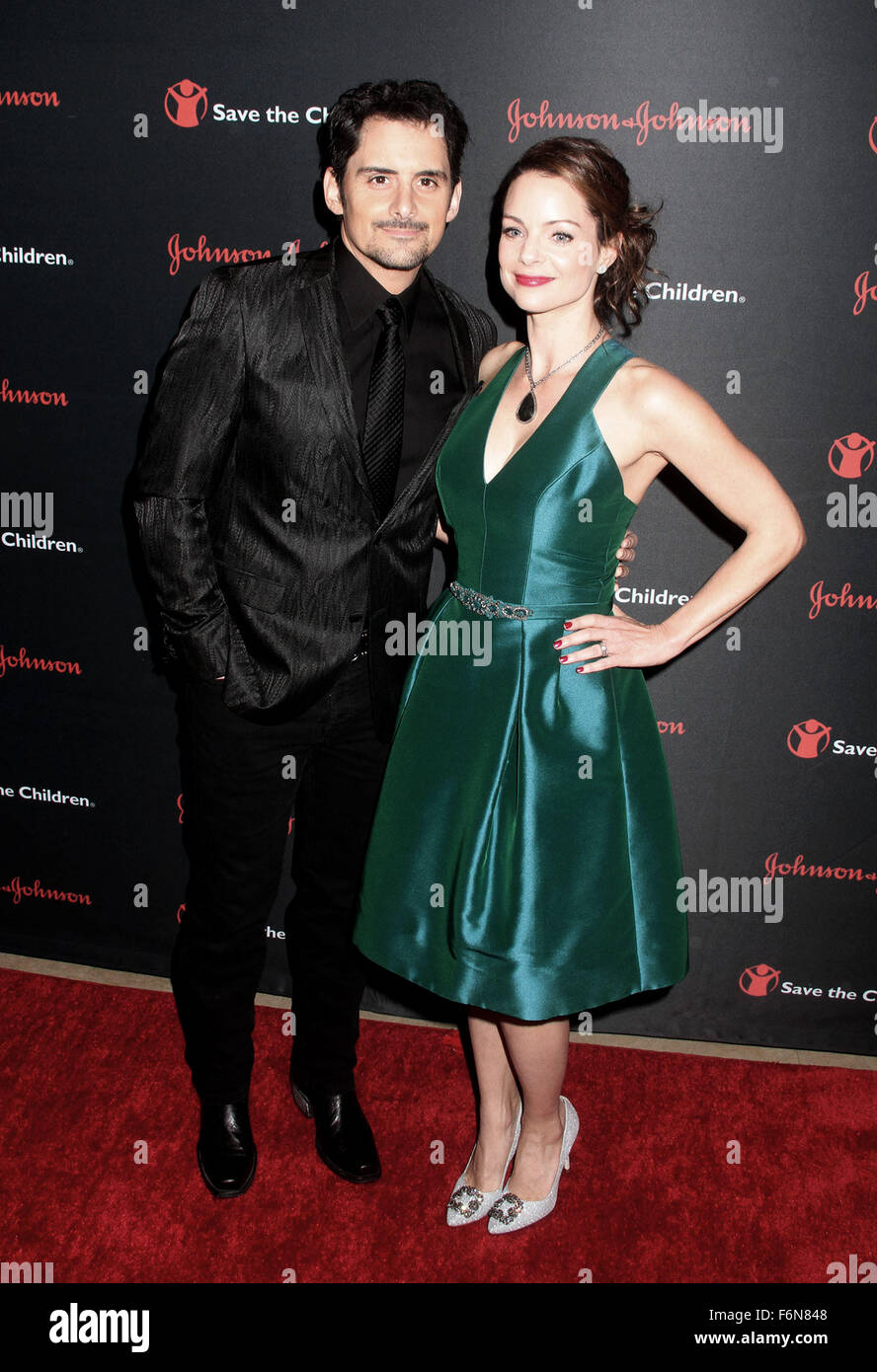 Singer brad paisley wife actress hi-res stock photography and images ...