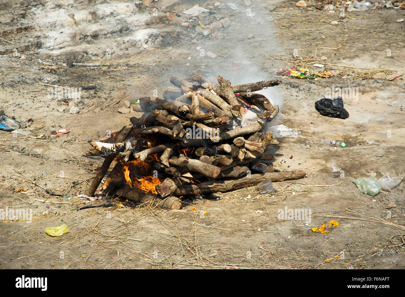 Fire funeral hindu india hi-res stock photography and images - Alamy
