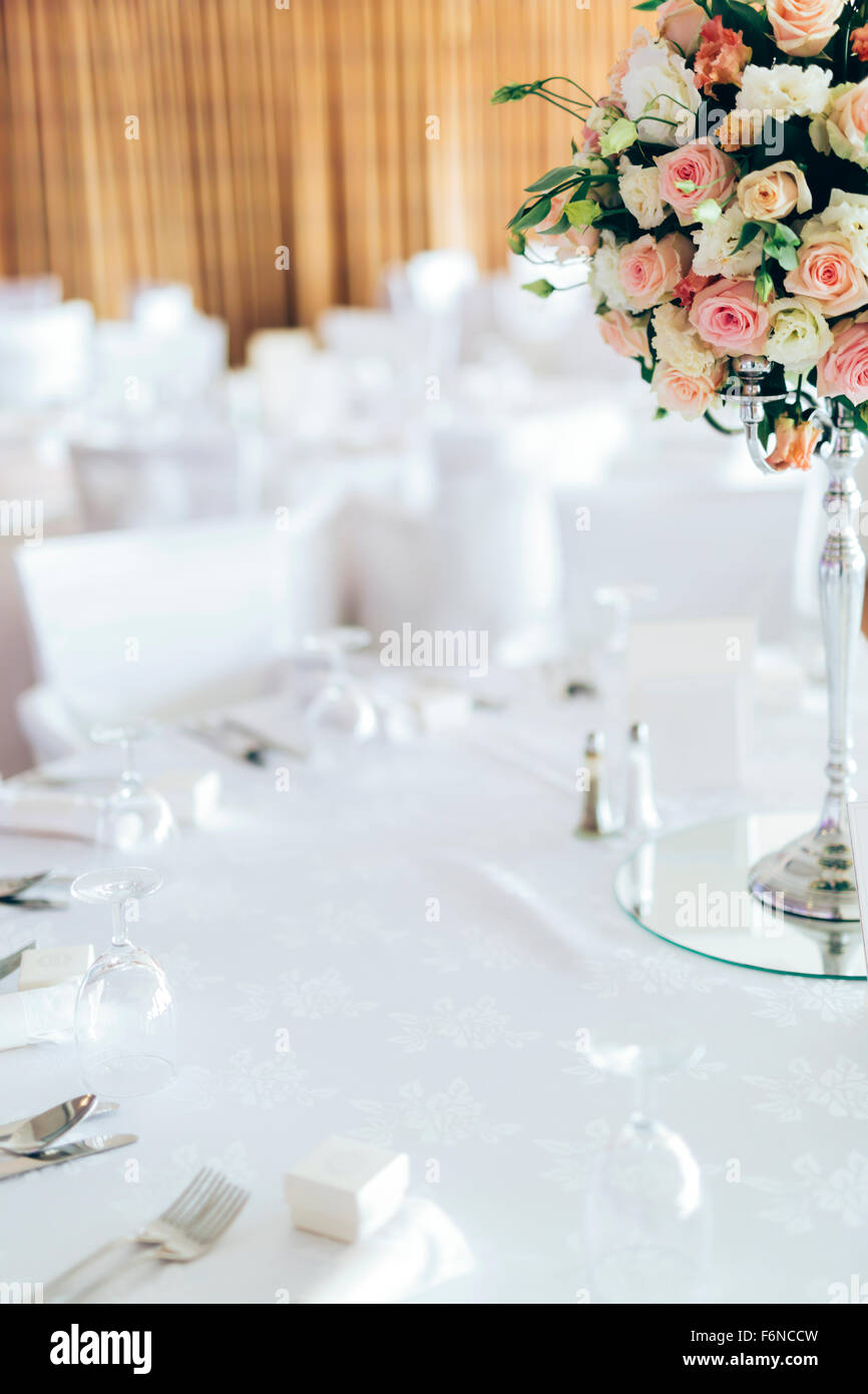 Roses table setting hi-res stock photography and images - Alamy