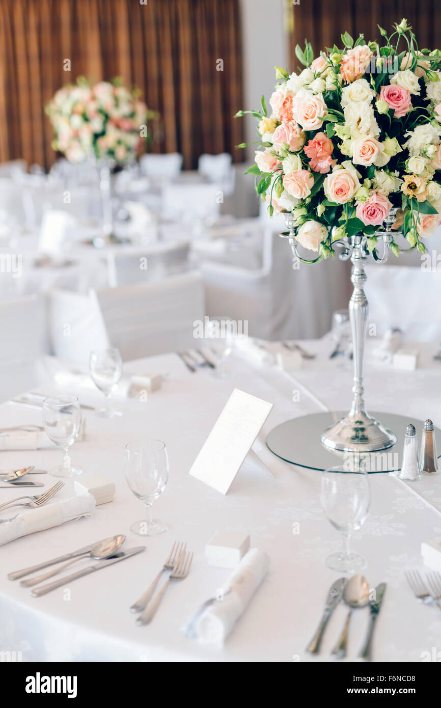 Beautiful wedding tables and roses in bouquet Stock Photo - Alamy