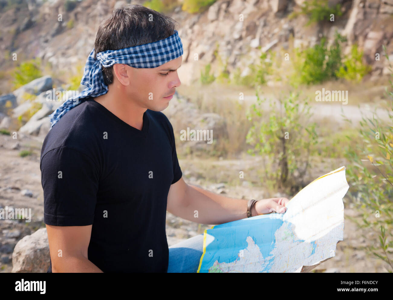 Attractive young man looking map hi-res stock photography and images ...