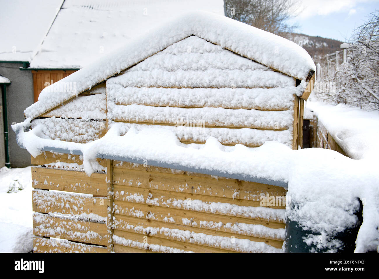 heavy snowfall building up on shed guttering Stock Photo - Alamy