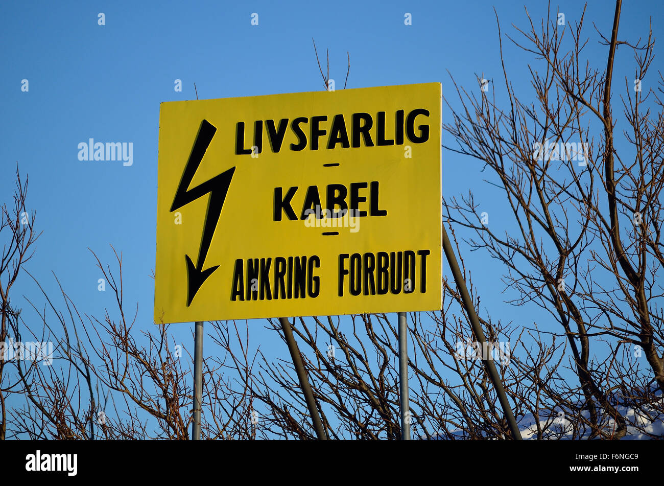 danger sign with the text dangerous cable do not dock here Stock Photo ...