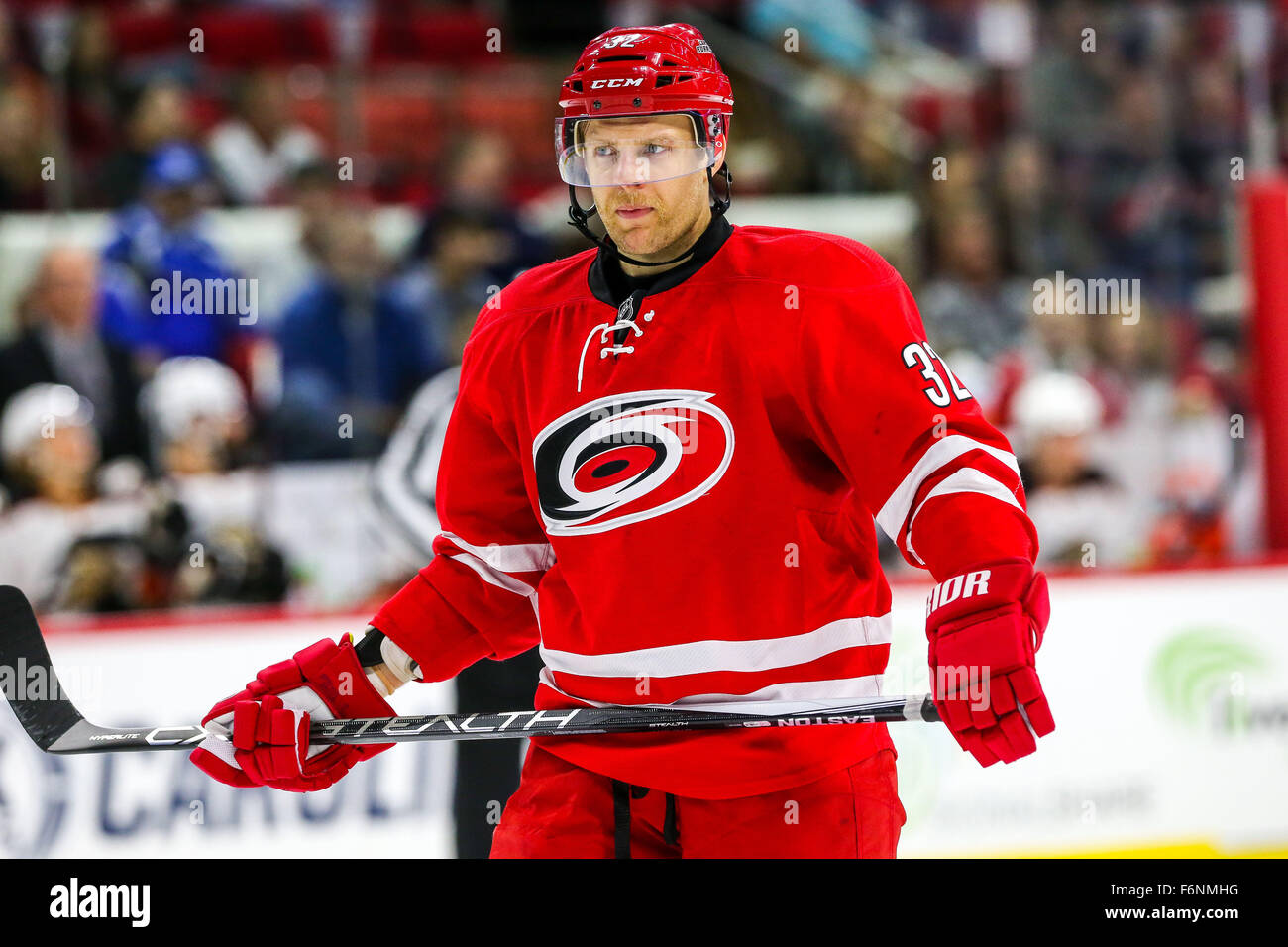 Raleigh, North Carolina, USA. 16th Nov, 2015. Carolina Hurricanes right ...