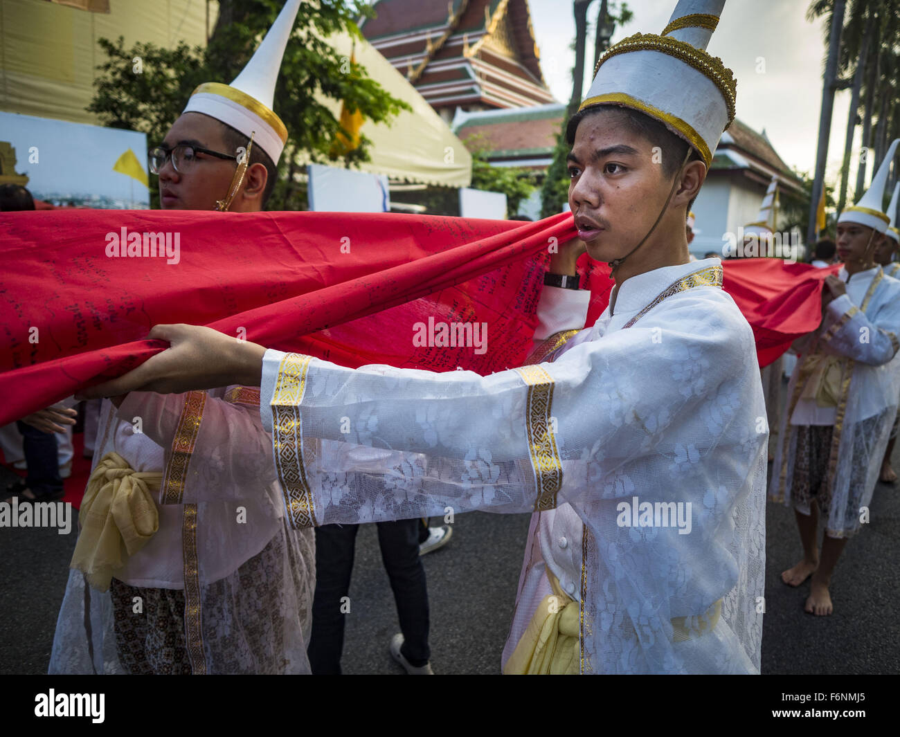 Bangkok, Thailand. 18th Nov, 2015. Men in traditional Brahmin's priest ...