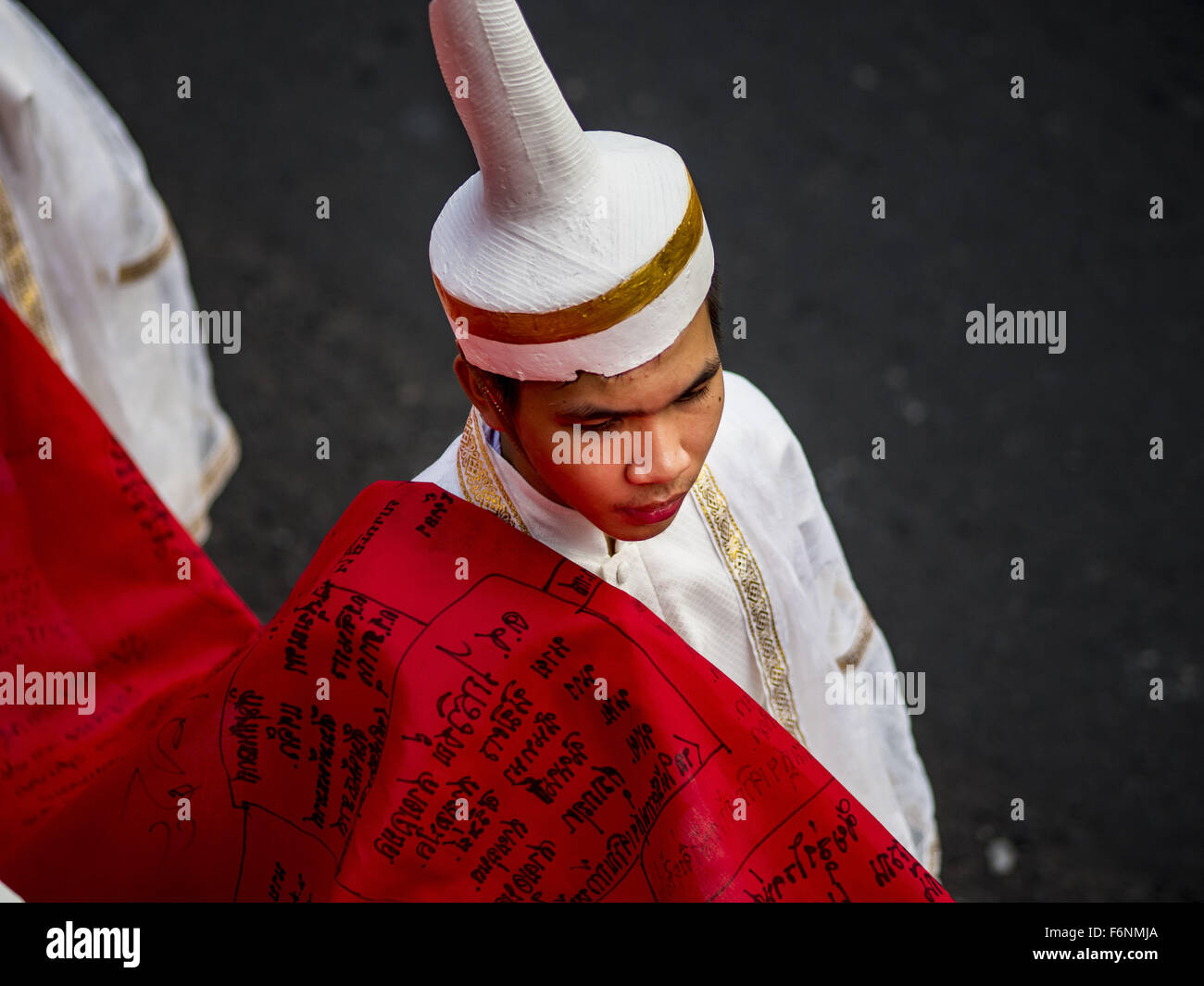 Bangkok, Thailand. 18th Nov, 2015. A man in a traditional Brahmin's ...
