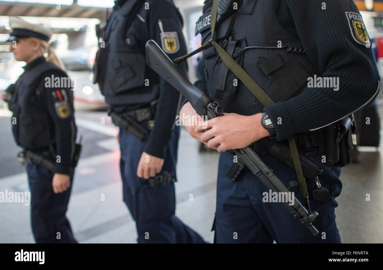 Munich, Germany. 18th Nov, 2015. Federal police officers armed with ...
