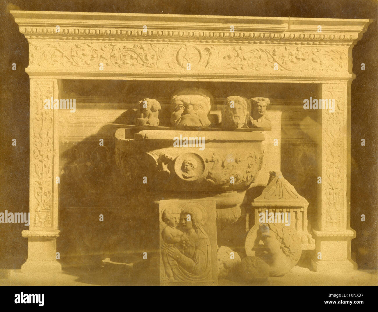 Fireplace and Roman statues, Italy Stock Photo - Alamy
