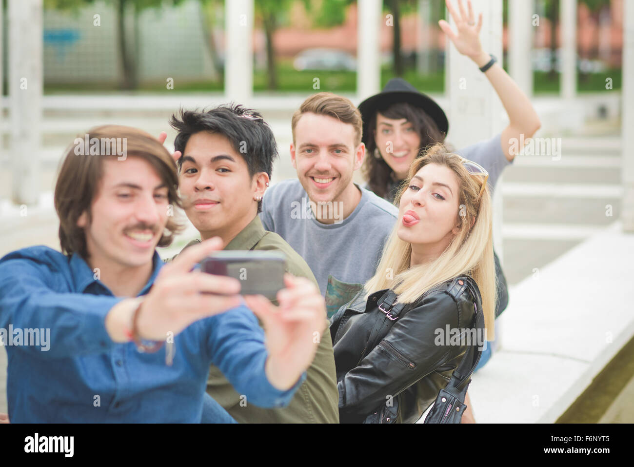 Young friends smartphone talking sitting hi-res stock photography and ...