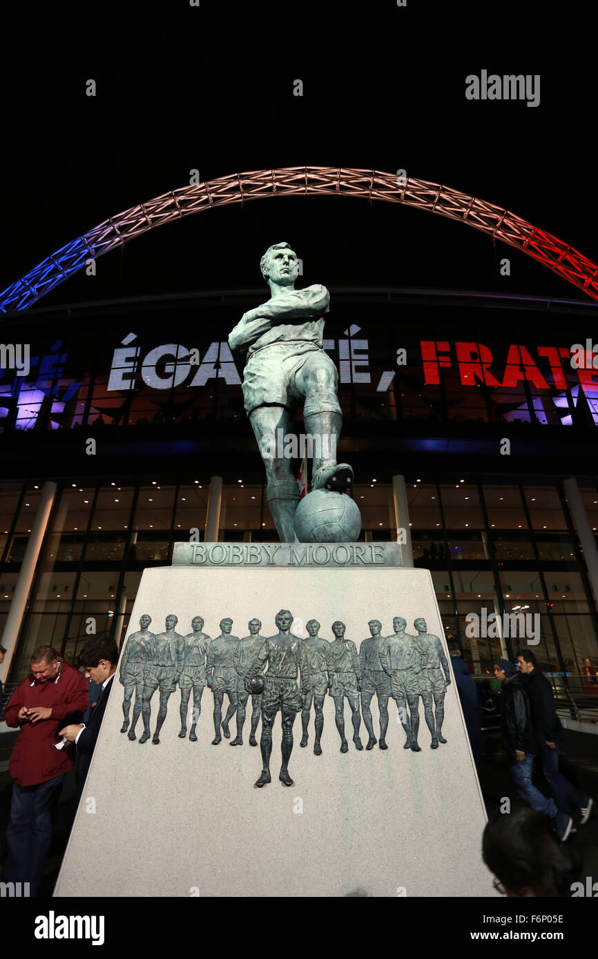 Bobby moore statue hi-res stock photography and images - Alamy