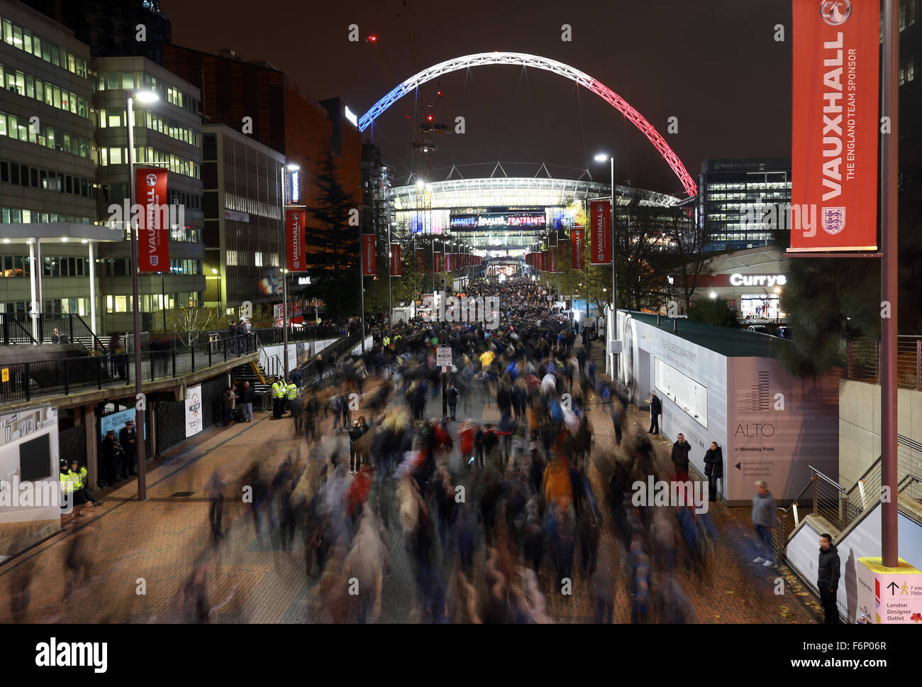 Wembley, London, UK. 17th November, 2015. Fans make their way to ...