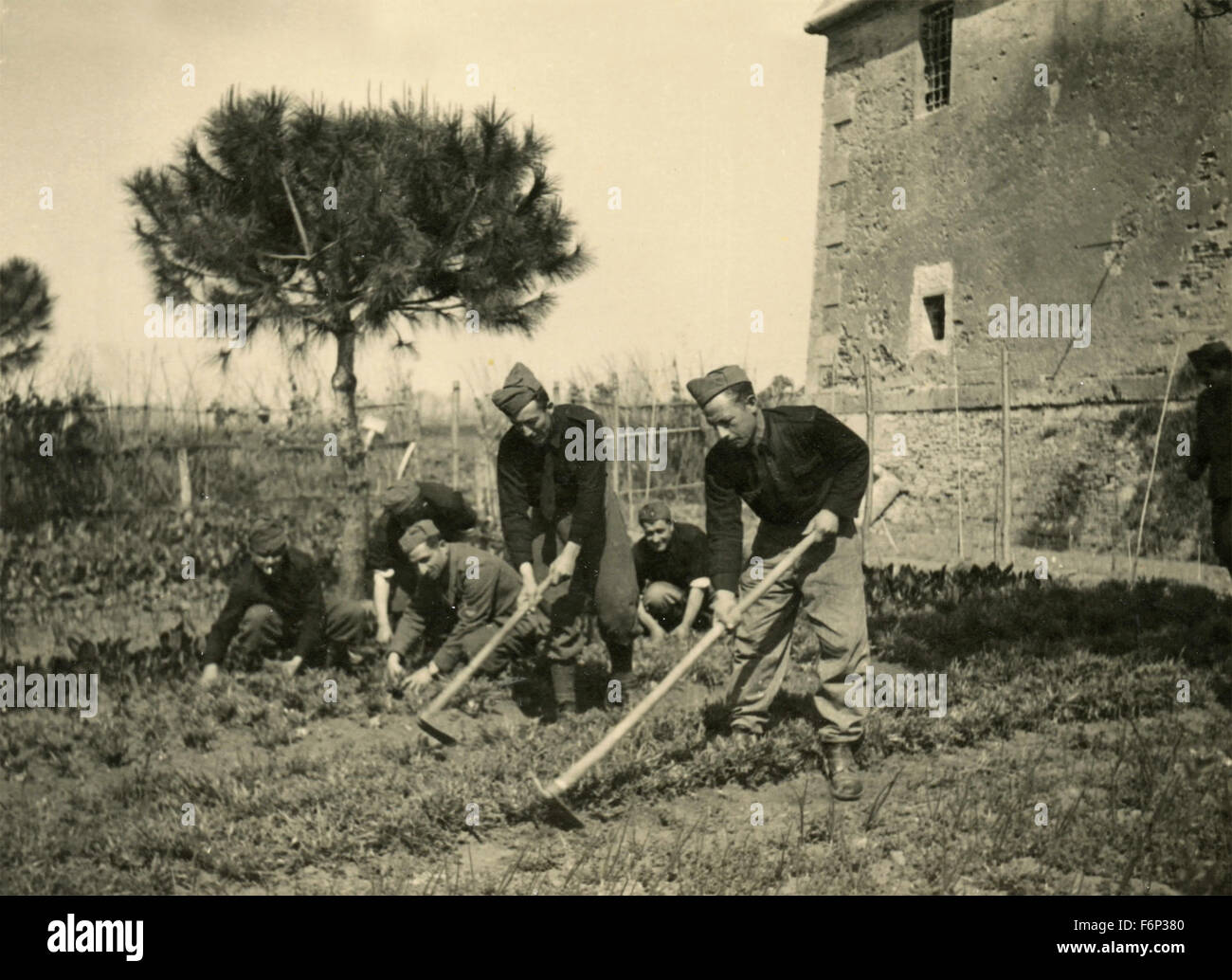 Military digging hi-res stock photography and images - Alamy