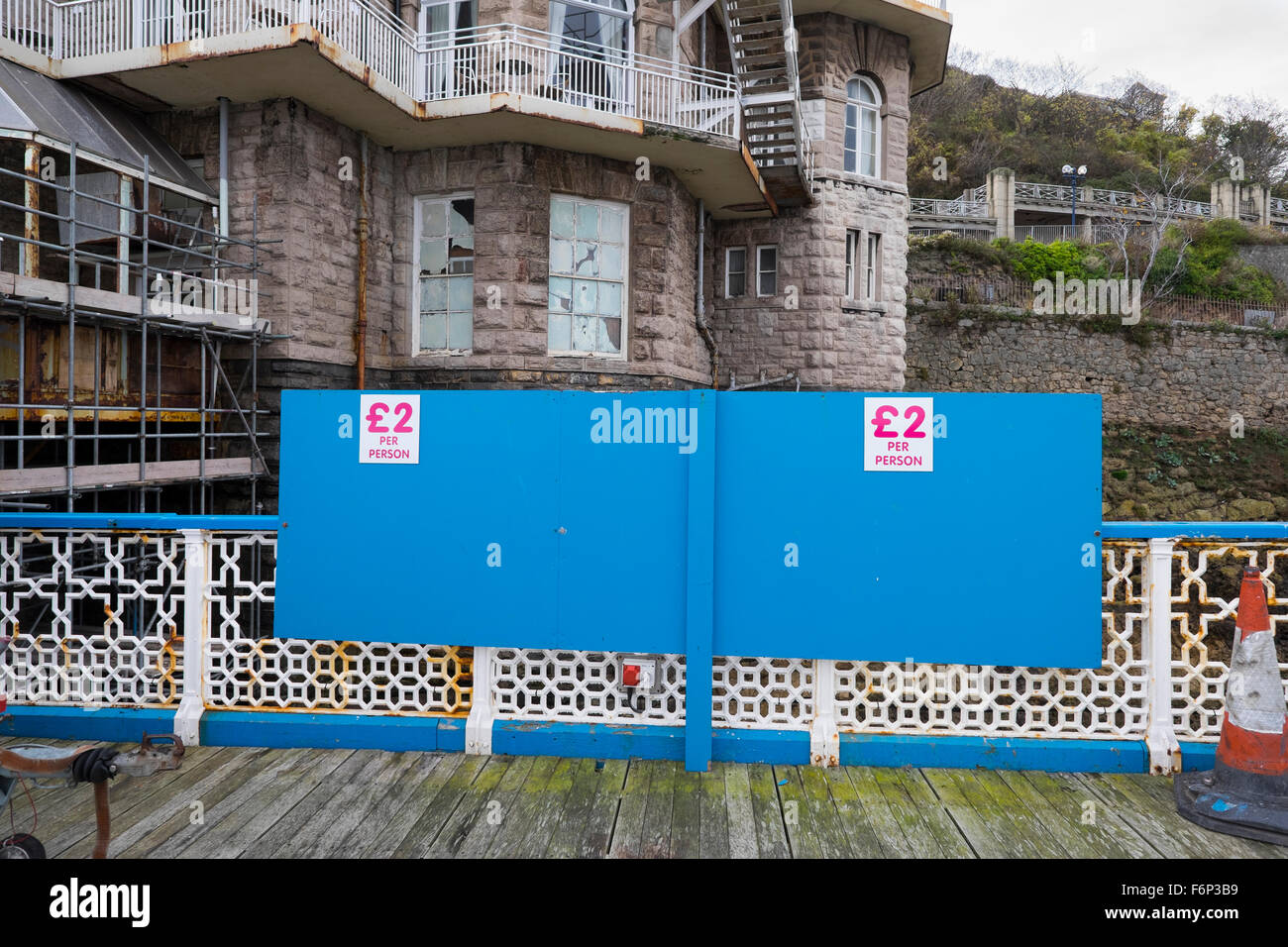 £2 per person signs on Llandudno Pier, Conwy, Wales Stock Photo - Alamy