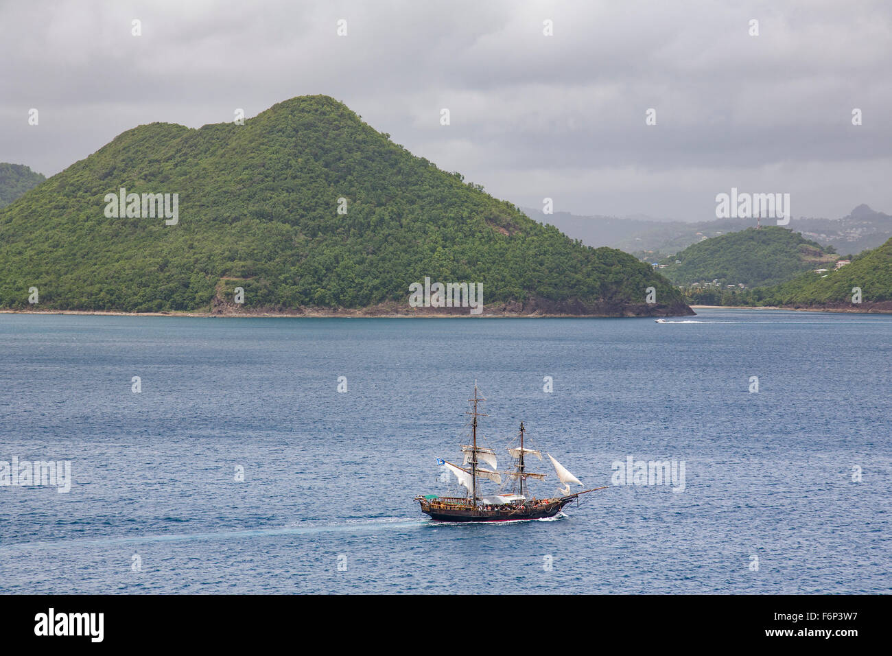 Jolly roger pirate ship in hi-res stock photography and images - Alamy
