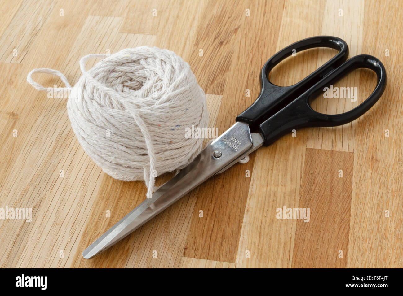 String and scissors on table hi-res stock photography and images - Alamy