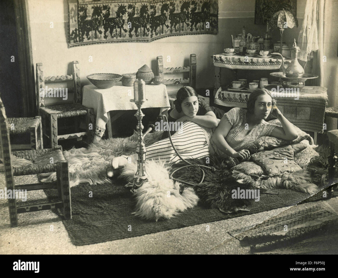 Two girls smoke shisha hi-res stock photography and images - Alamy
