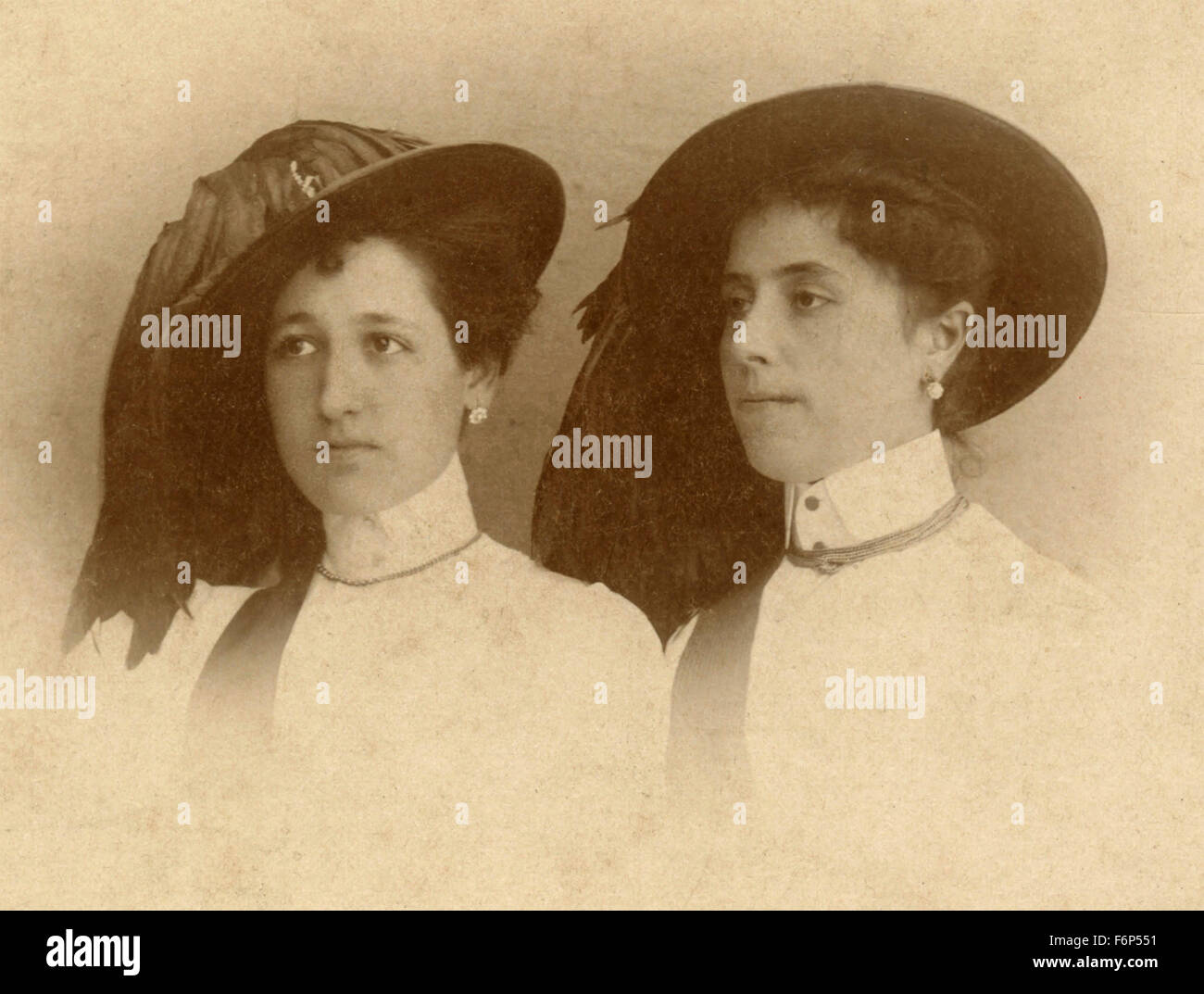 Two women with hat sharpshooter hi-res stock photography and images - Alamy