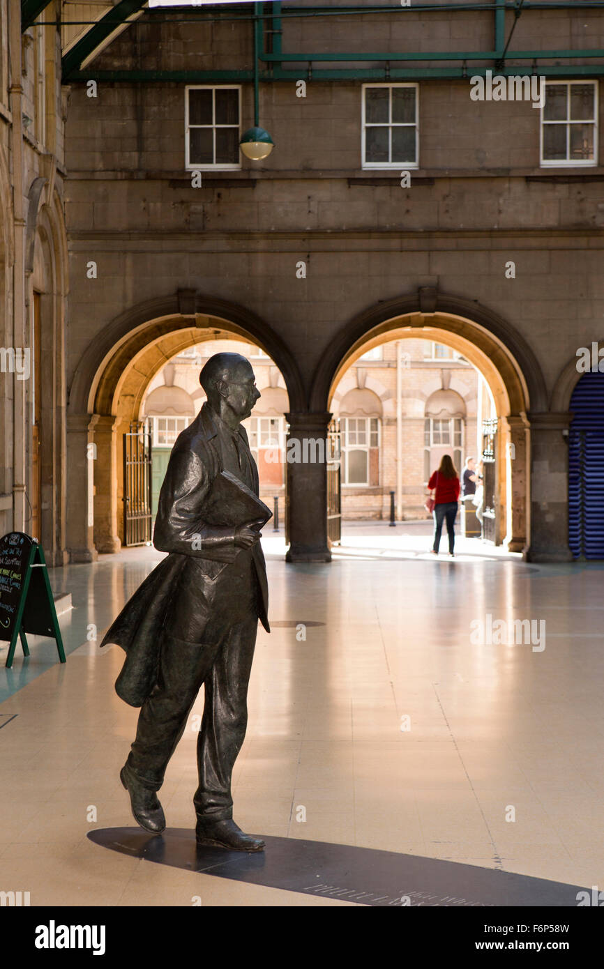 UK, England, Yorkshire, Hull, Paragon interchange, bronze statue of ...