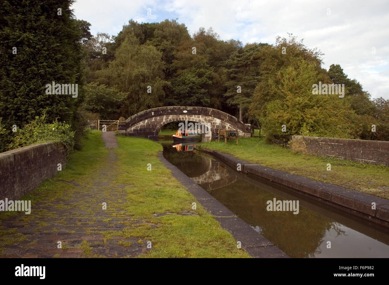 Narrow Boat, Bridge3, Hazelhurst Aqueduct, Leek Branch, Caldon Canal ...