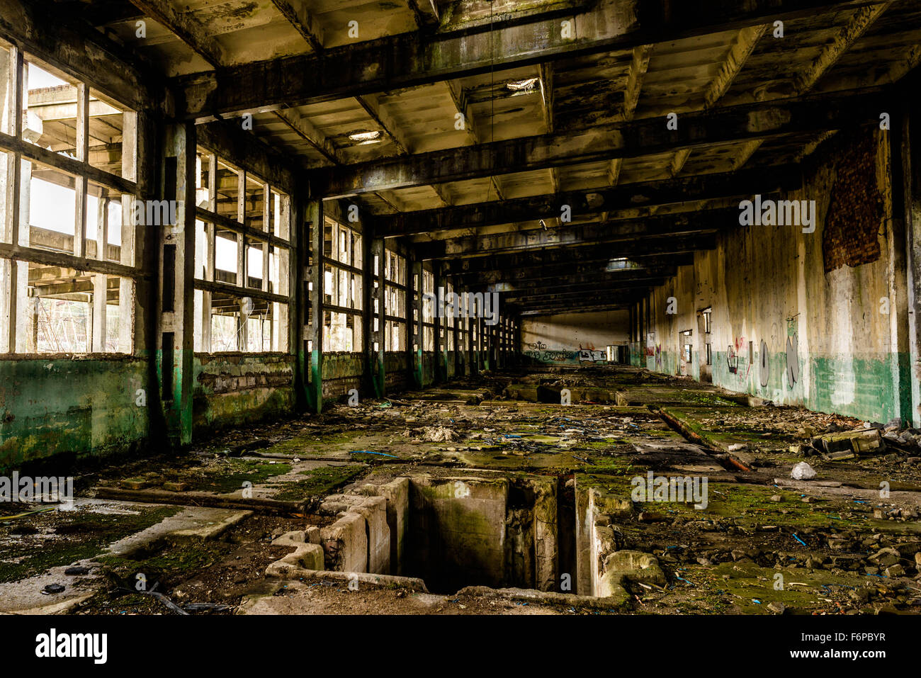 Destroyed factory building hi-res stock photography and images - Alamy