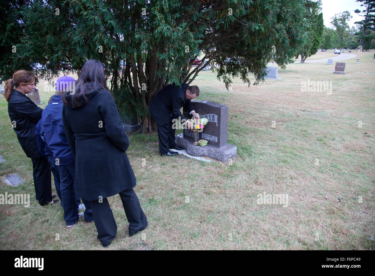 Grieving people grave hi-res stock photography and images - Alamy
