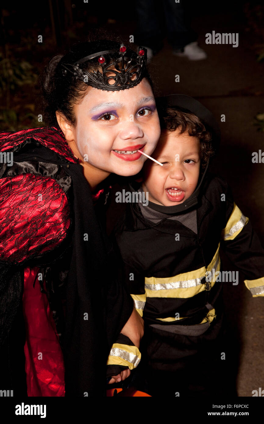 Sister tricks brother hi-res stock photography and images - Alamy