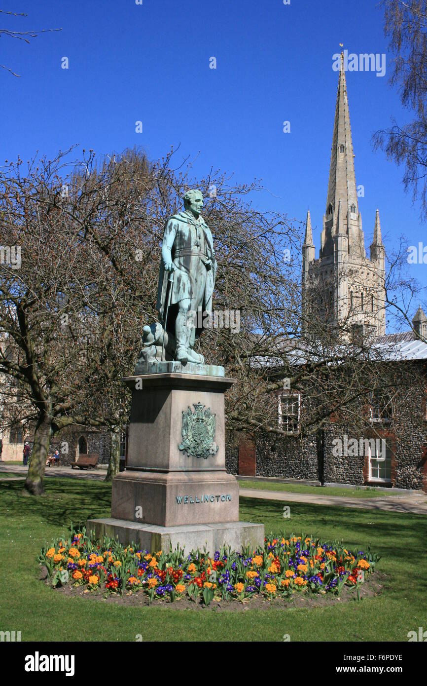 Norwich Cathedral gardens Stock Photo - Alamy