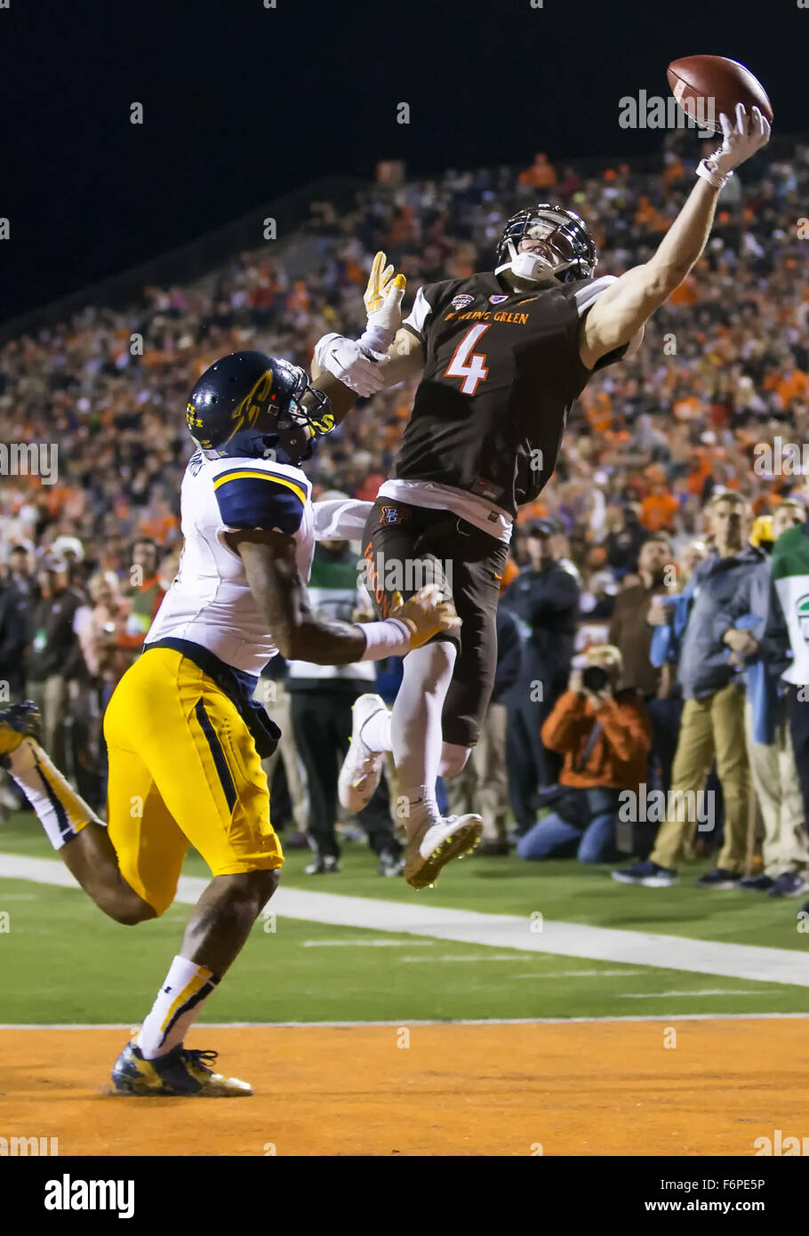 One handed bowling hi-res stock photography and images - Alamy