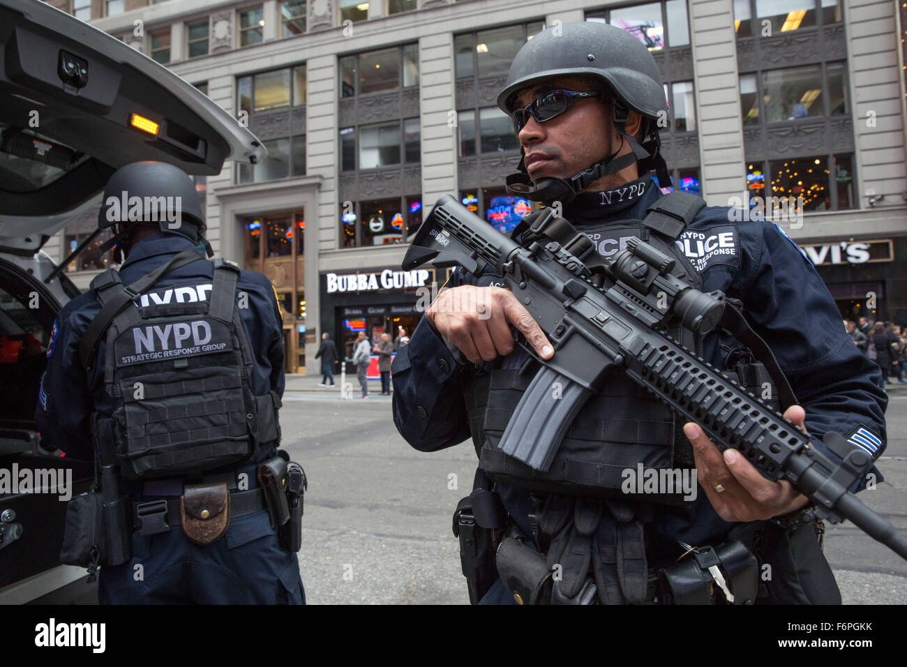 New York, New York, USA. 18th Nov, 2015. The NYPD increased security in ...