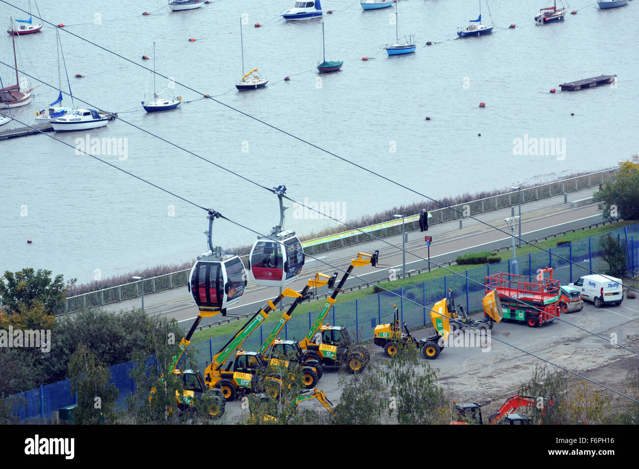 Cable cars across river thames hi-res stock photography and images - Alamy
