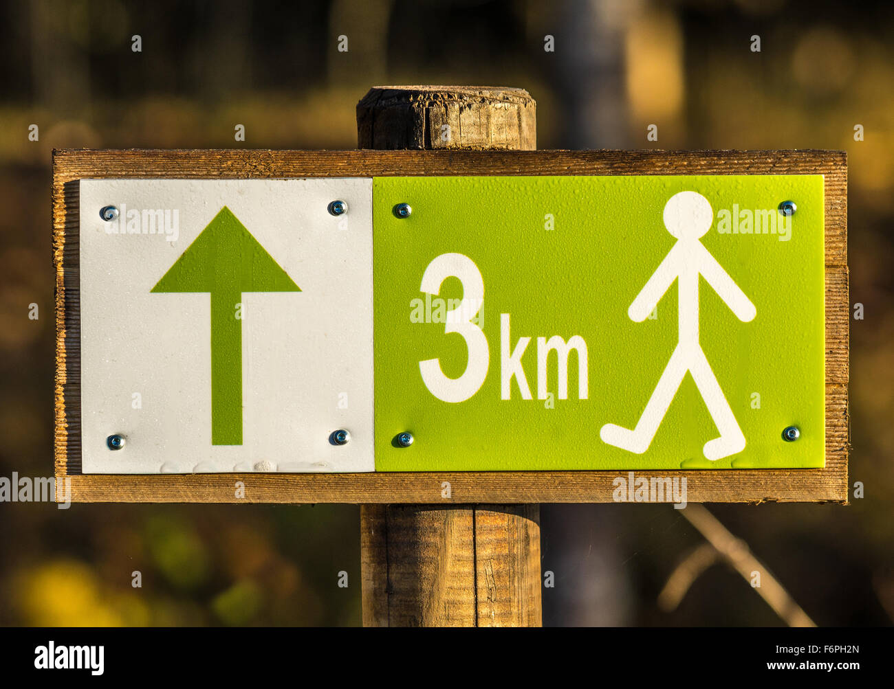 Hiking sign with distance 3 km in low depth Stock Photo - Alamy