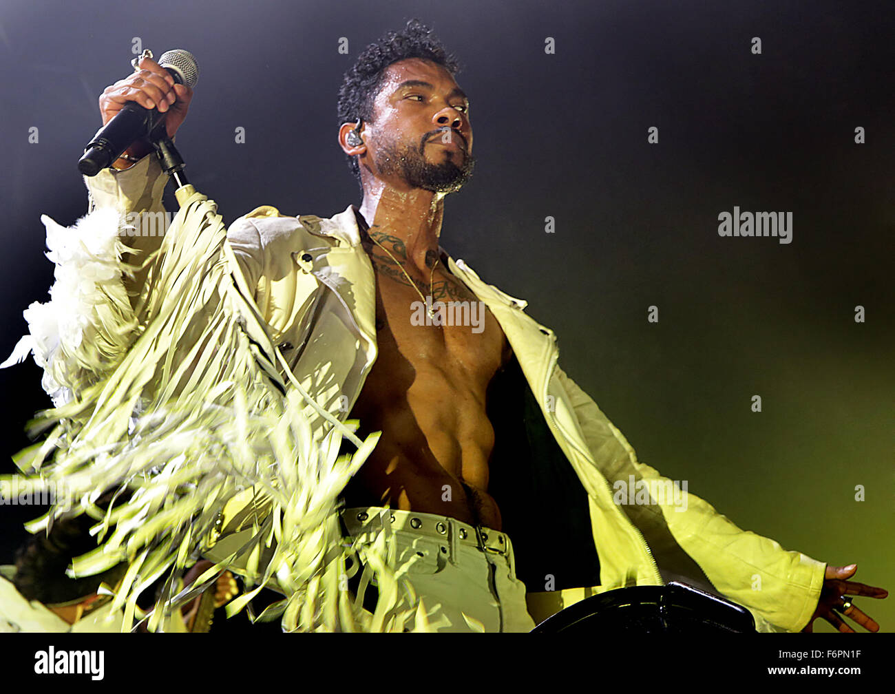 Miguel Performing On His UK Tour at Manchester Academy Featuring ...