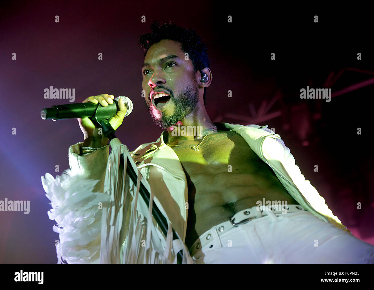Miguel Performing On His UK Tour at Manchester Academy Featuring ...