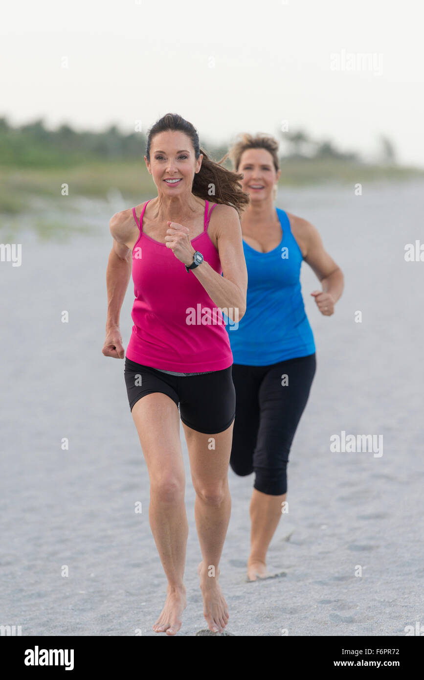 Women running on beach hi-res stock photography and images - Alamy