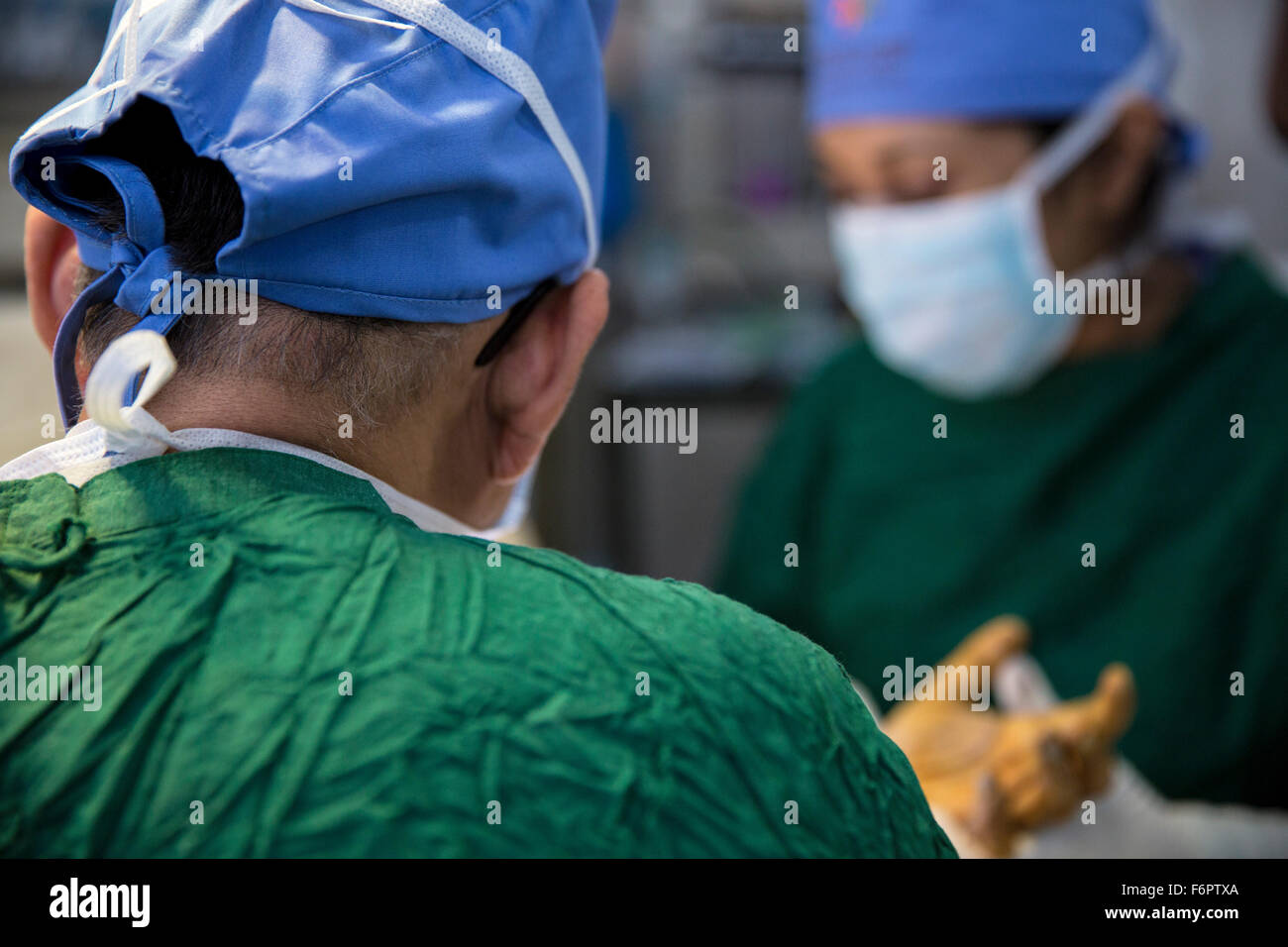 Surgeon working in operating room Stock Photo - Alamy