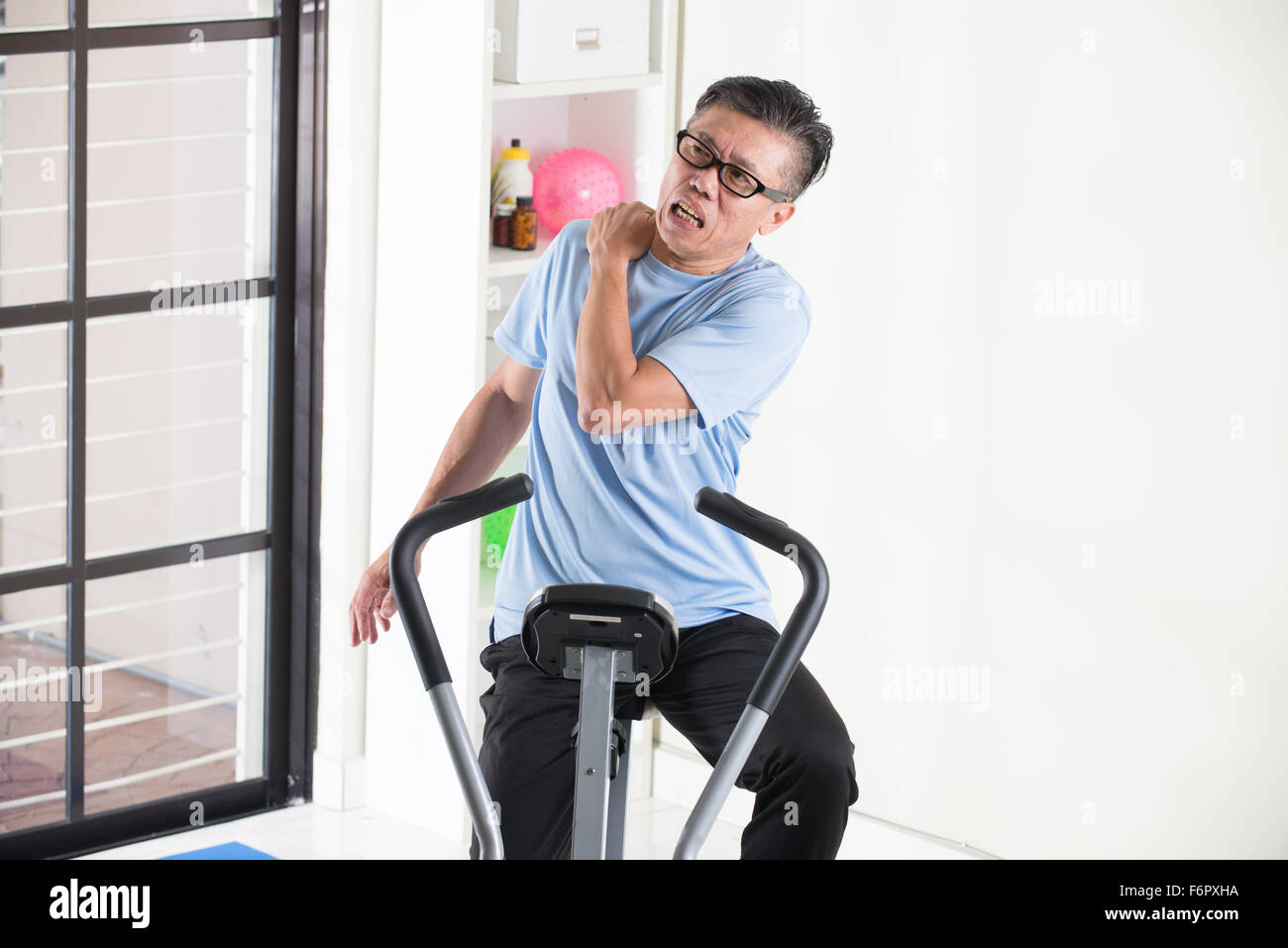Asian old man shoulder pain hi-res stock photography and images - Alamy
