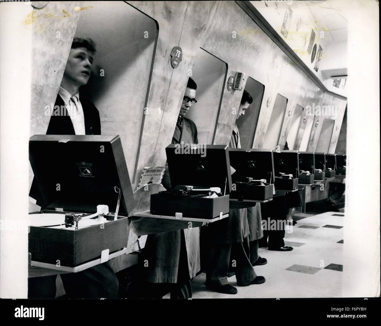 Audio booths hi-res stock photography and images - Alamy