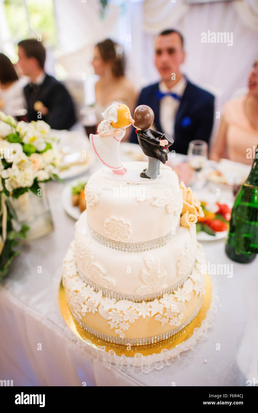 Wedding couple figurines on wedding hi-res stock photography and images ...