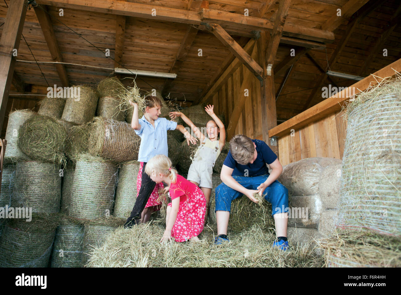 Children playing in hay bale hi-res stock photography and images - Alamy