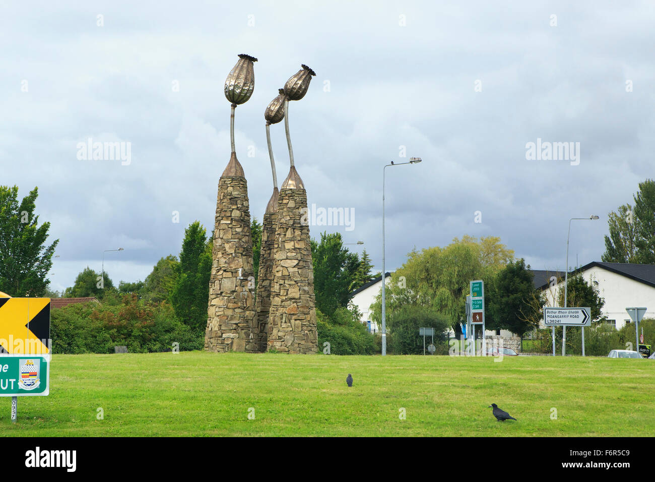 Hay bale sculpture hi-res stock photography and images - Alamy