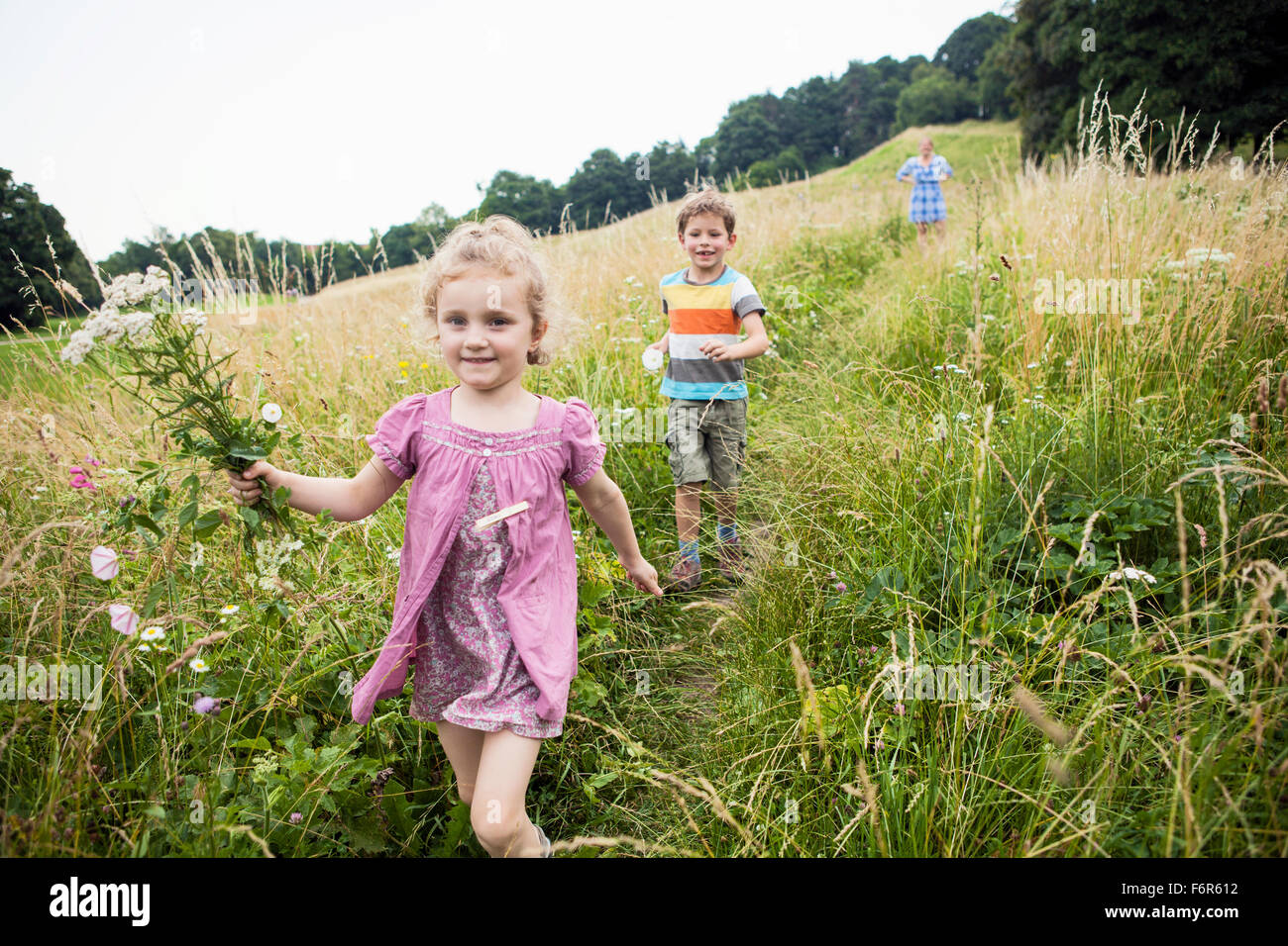 Children with flowers hi-res stock photography and images - Alamy