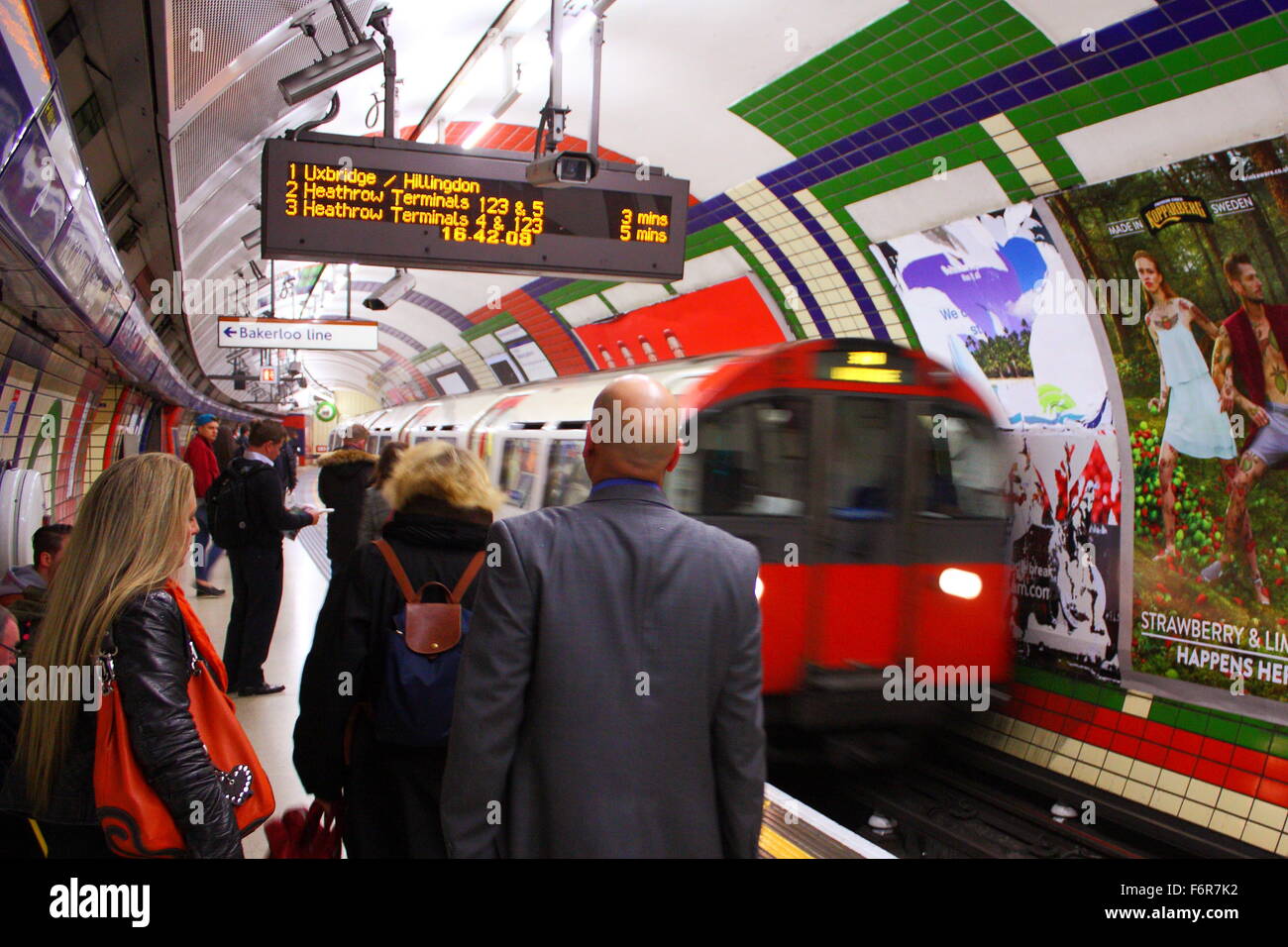 Piccadilly line london tube hi-res stock photography and images - Alamy